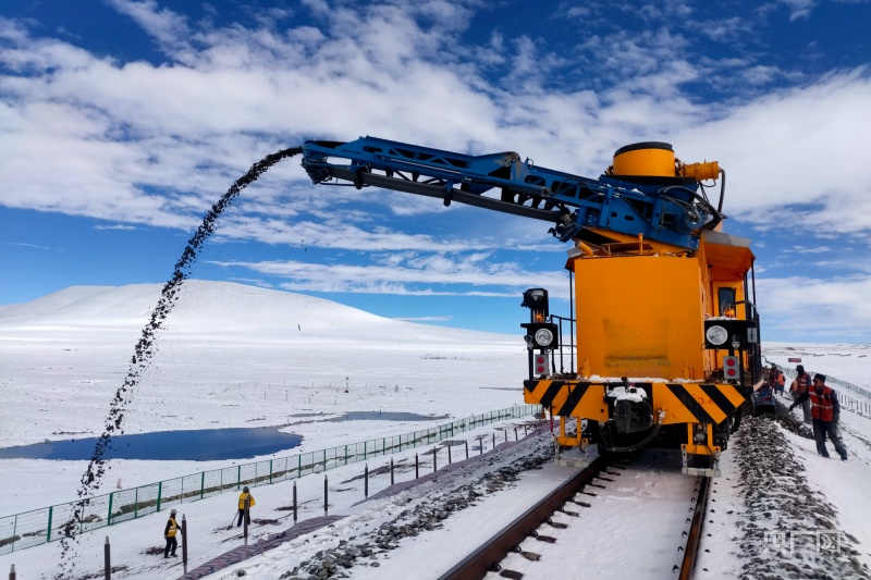 【奋斗者 正青春】坚守青藏线风雪无阻作业忙_央广网