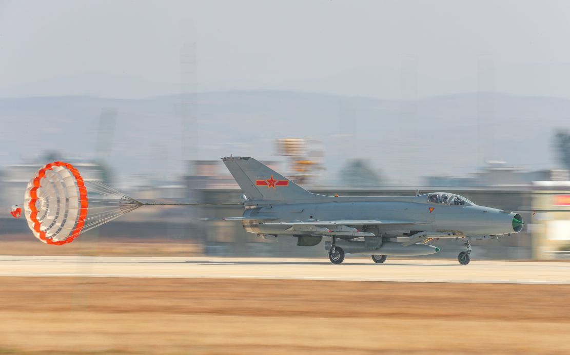 穿云破晓 奋飞胜战新航迹_央广网