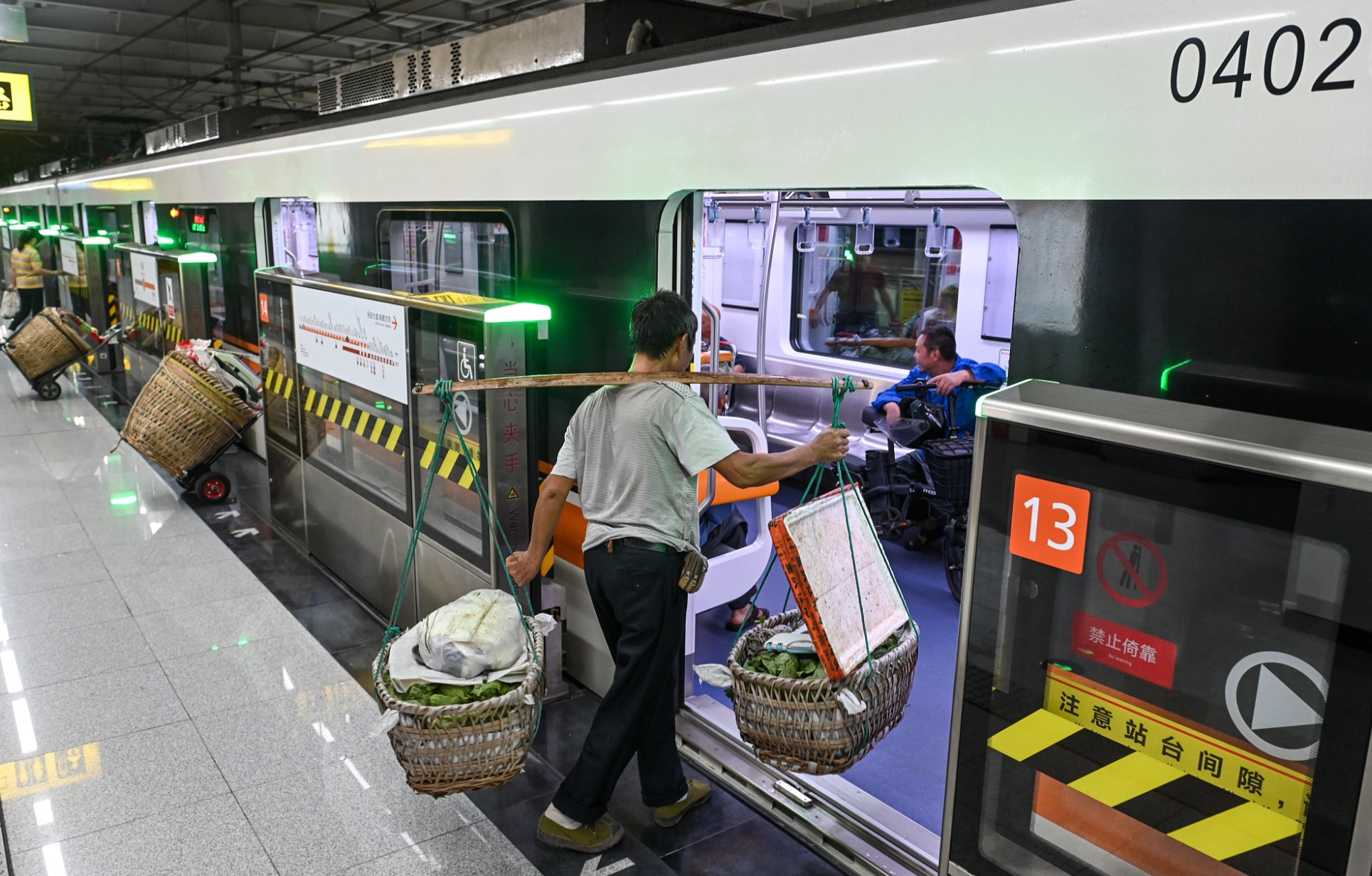 高质量发展看中国丨“背篓专线”背后的城市温度：为群众办成一批“关键小事”“暖心好事”_央广网