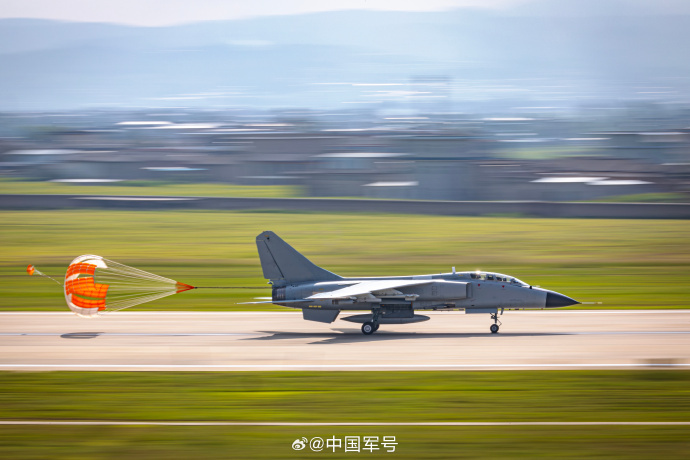 加力起飞！围观空军战机演训瞬间_央广网
