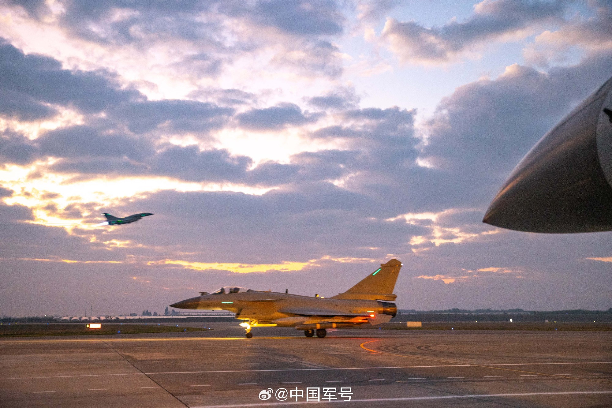 南部战区空军航空兵某旅组织开展拂晓飞行训练_央广网