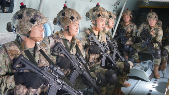 分秒必争！空军某部展开航空搜救实兵演练_央广网