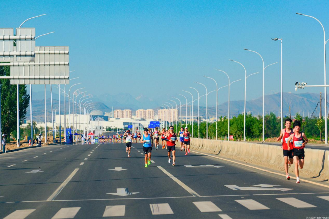 6000名跑者齐聚十二师_央广网