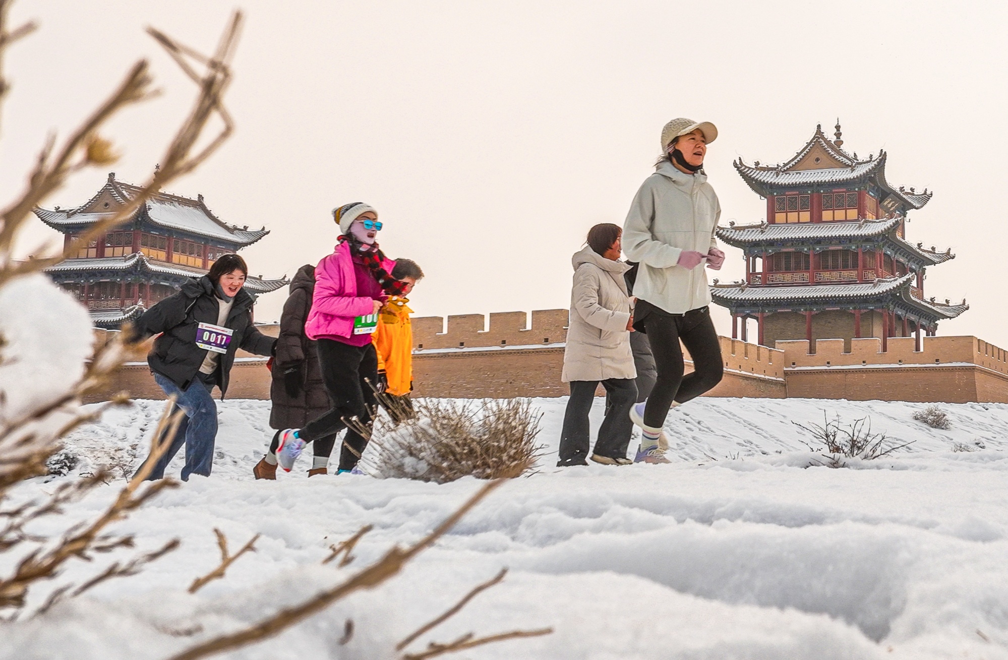 甘肃嘉峪关：新年迎瑞雪 徒步登高启新程_央广网