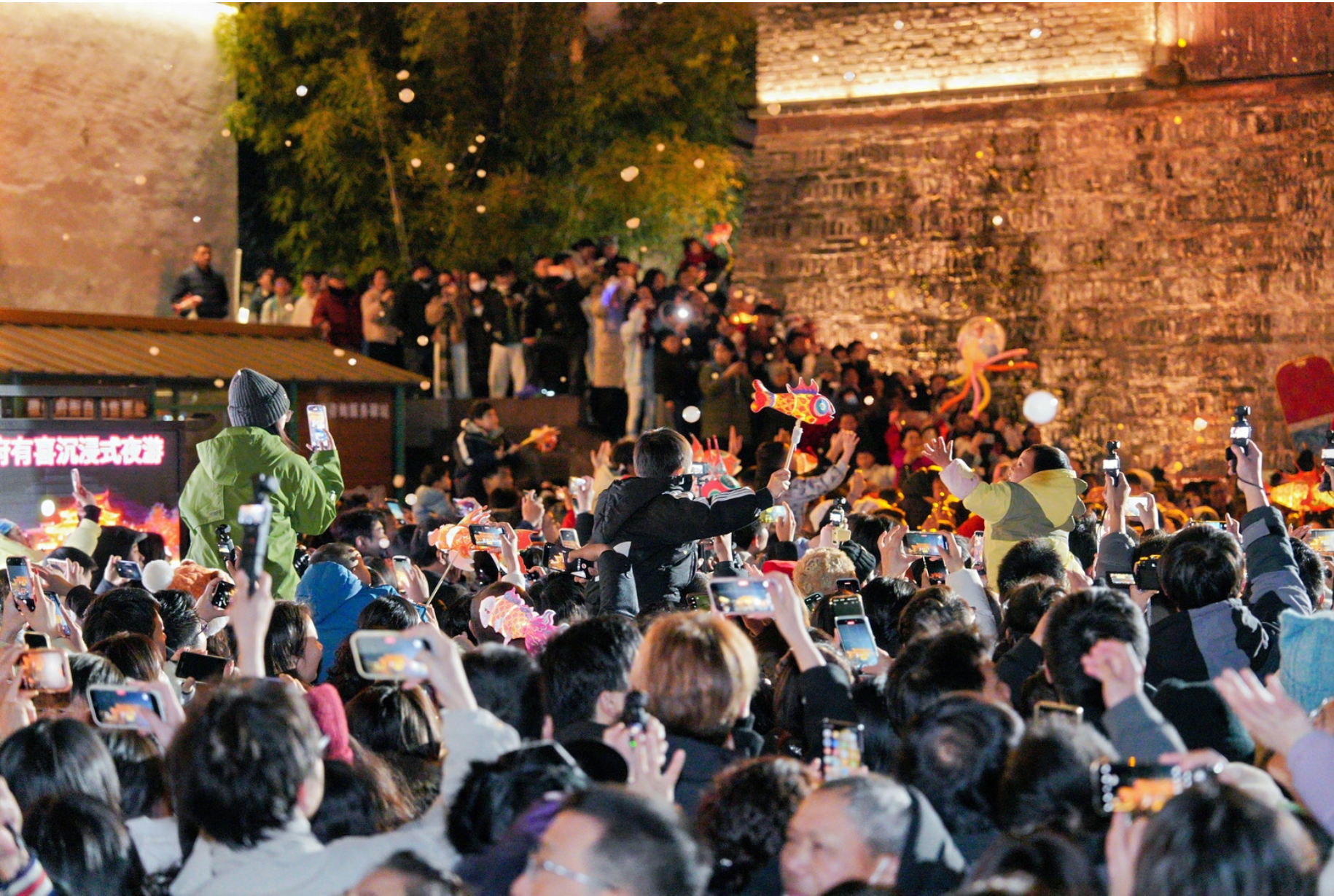 元旦假期首日，歙县徽州古城鱼灯巡游被追捧_央广网