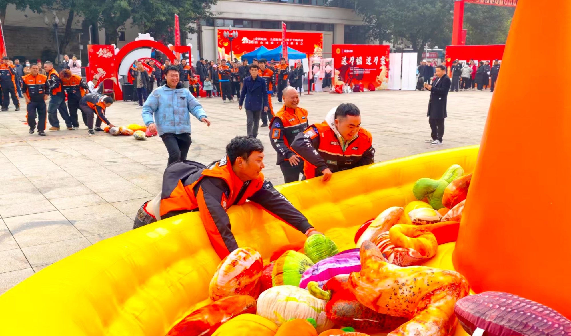 爱新暖新贺新春 山城骑士享团圆暖宴_央广网