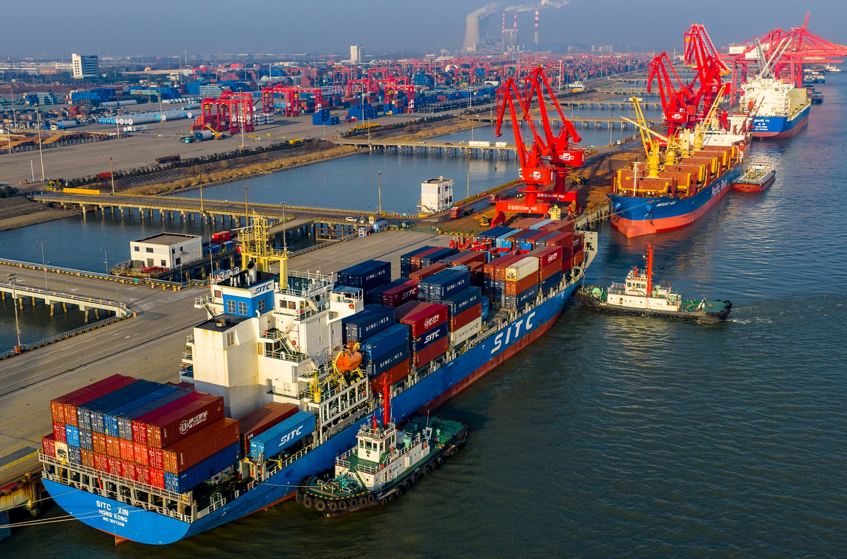 晶采观察丨45.47万亿元！三个关键词，看懂2025中国外贸“成绩单”_央广网