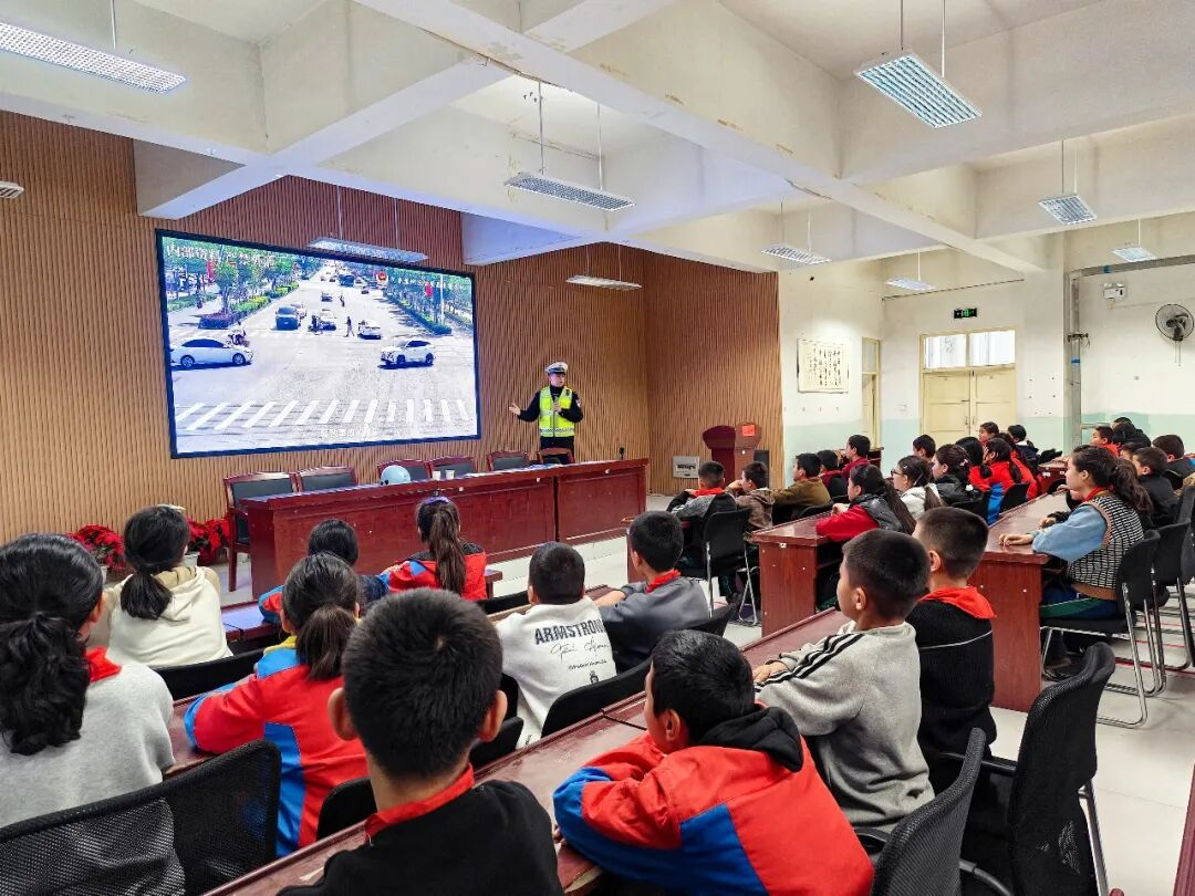 新和县：交警宣传进校园 筑牢寒假平安路_央广网