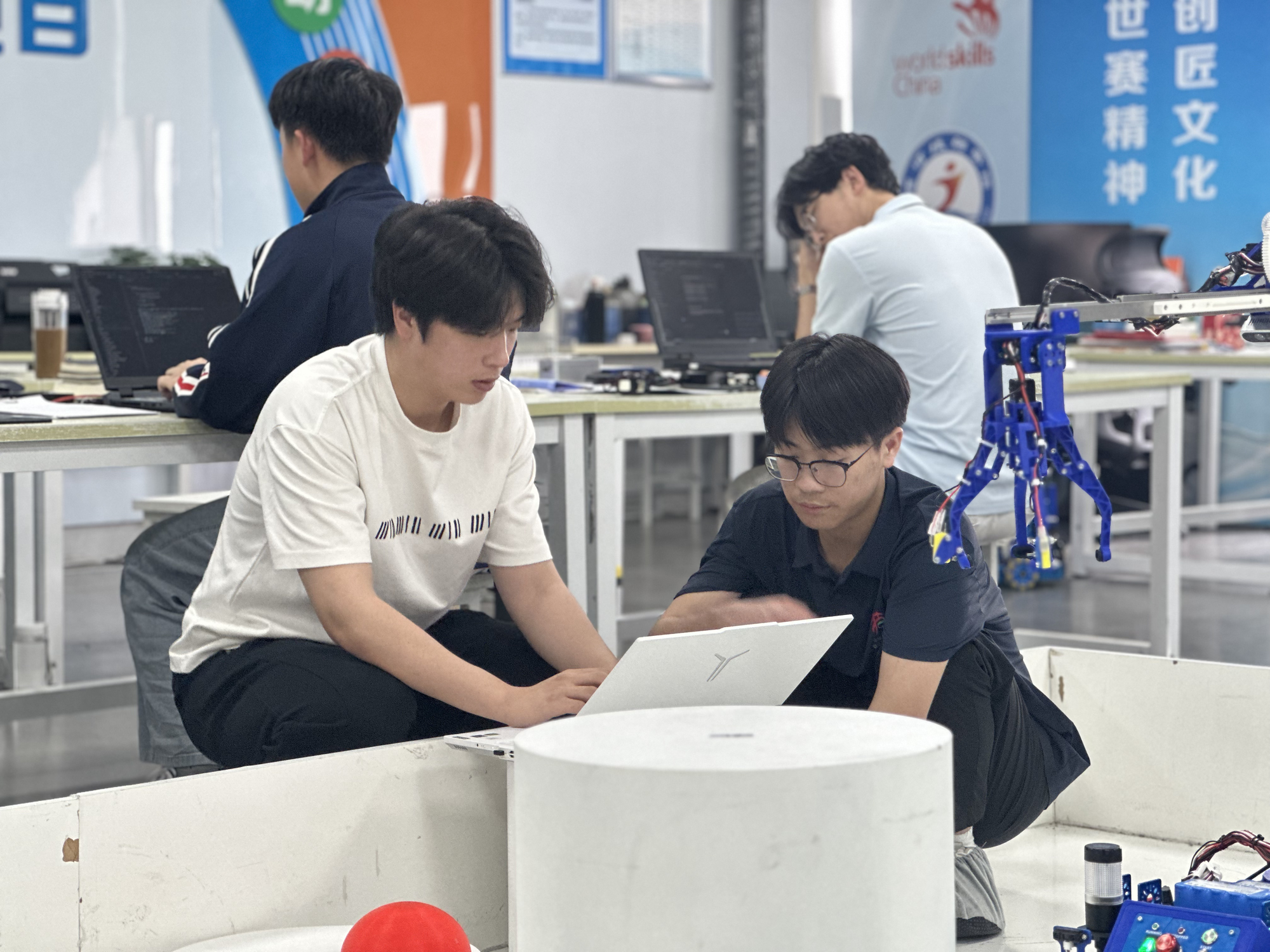 技能逐梦正青春丨“手搓”机器人 续写世赛荣光_央广网