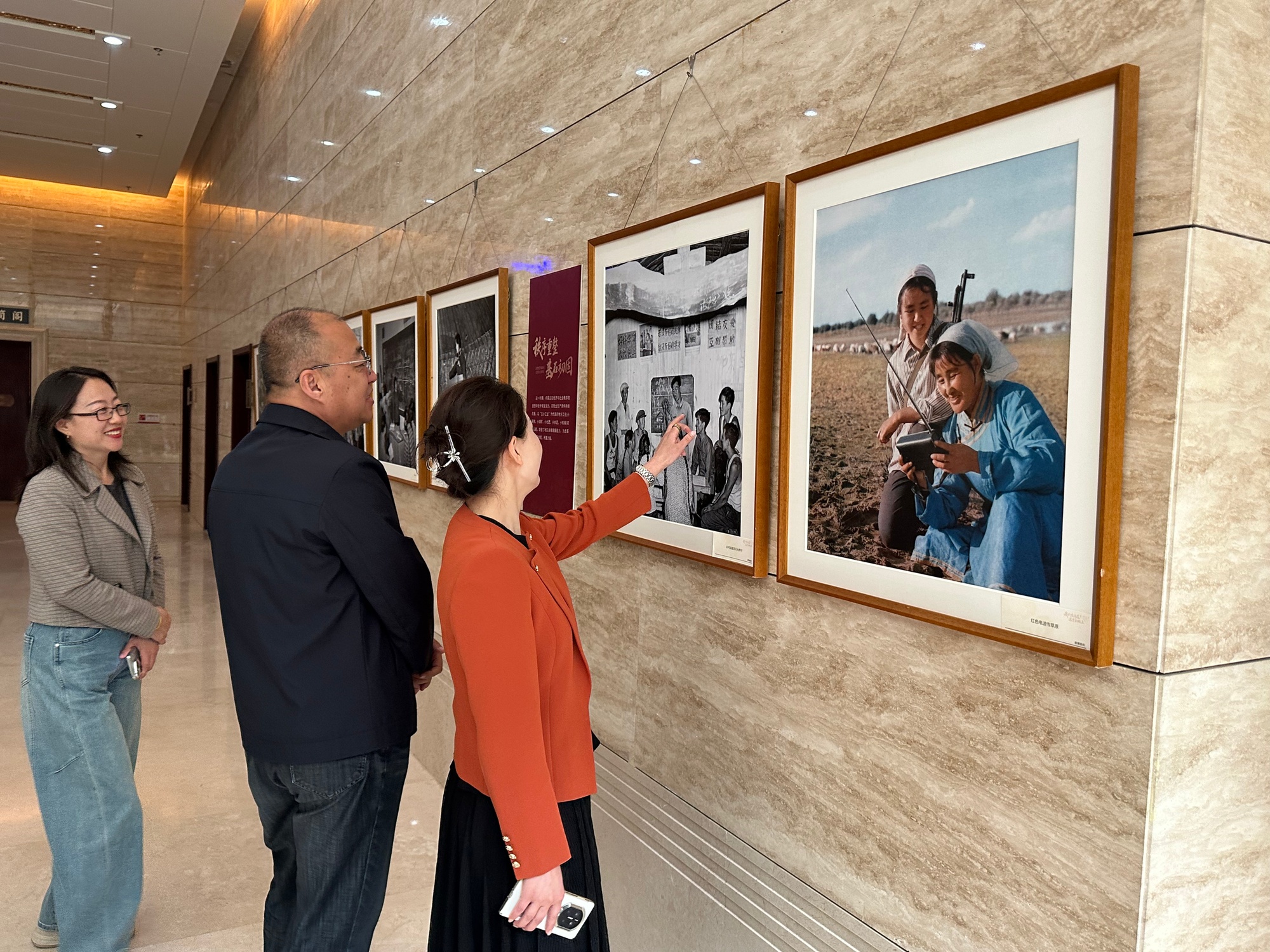 “我们生活在这片土地上——内蒙古民生记忆图片展”走进阿拉善_央广网