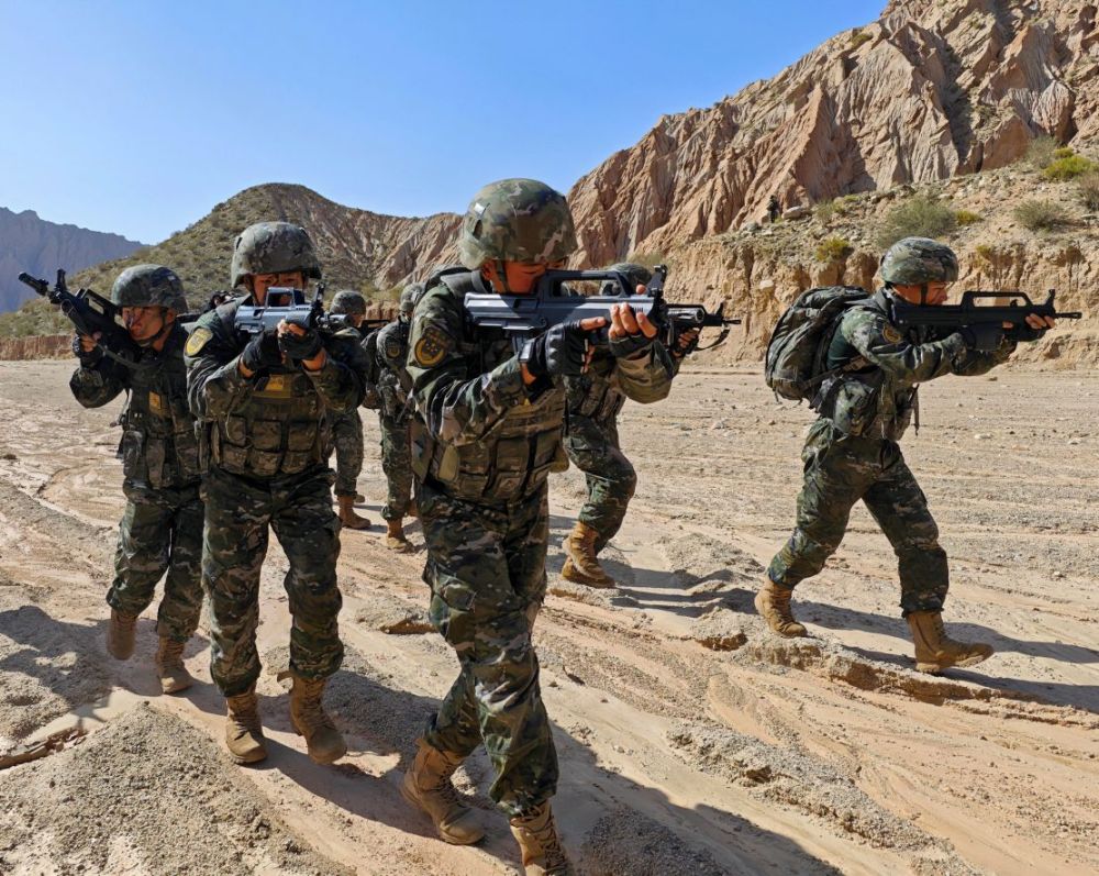 处变不惊：直击特战队员演训场_央广网