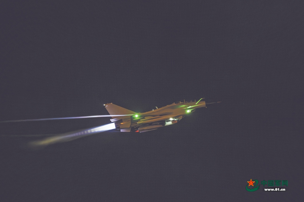 空军航空兵某旅夜间飞行训练影像_央广网